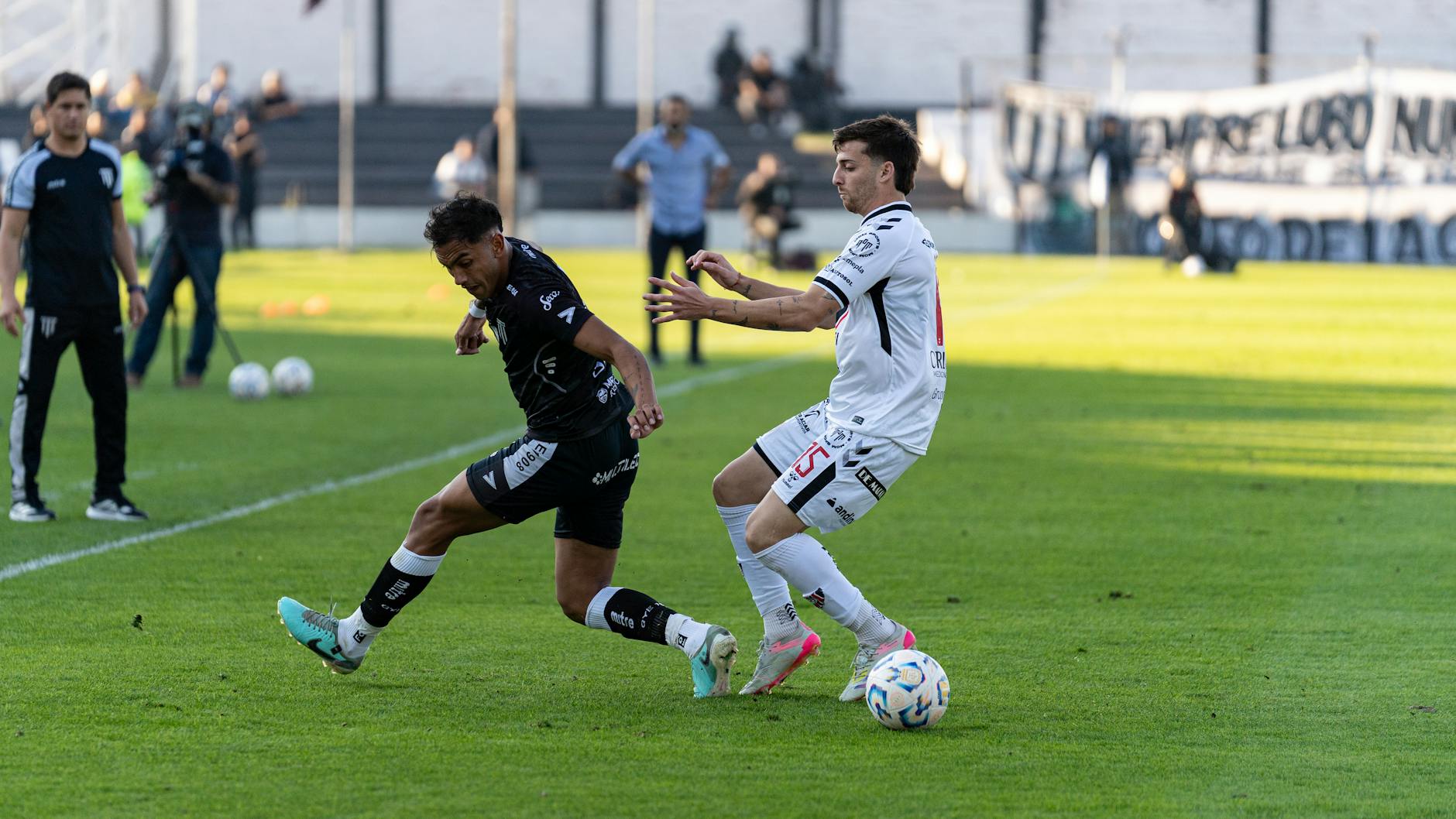 Match football demain : programme complet, horaires et où regarder ...